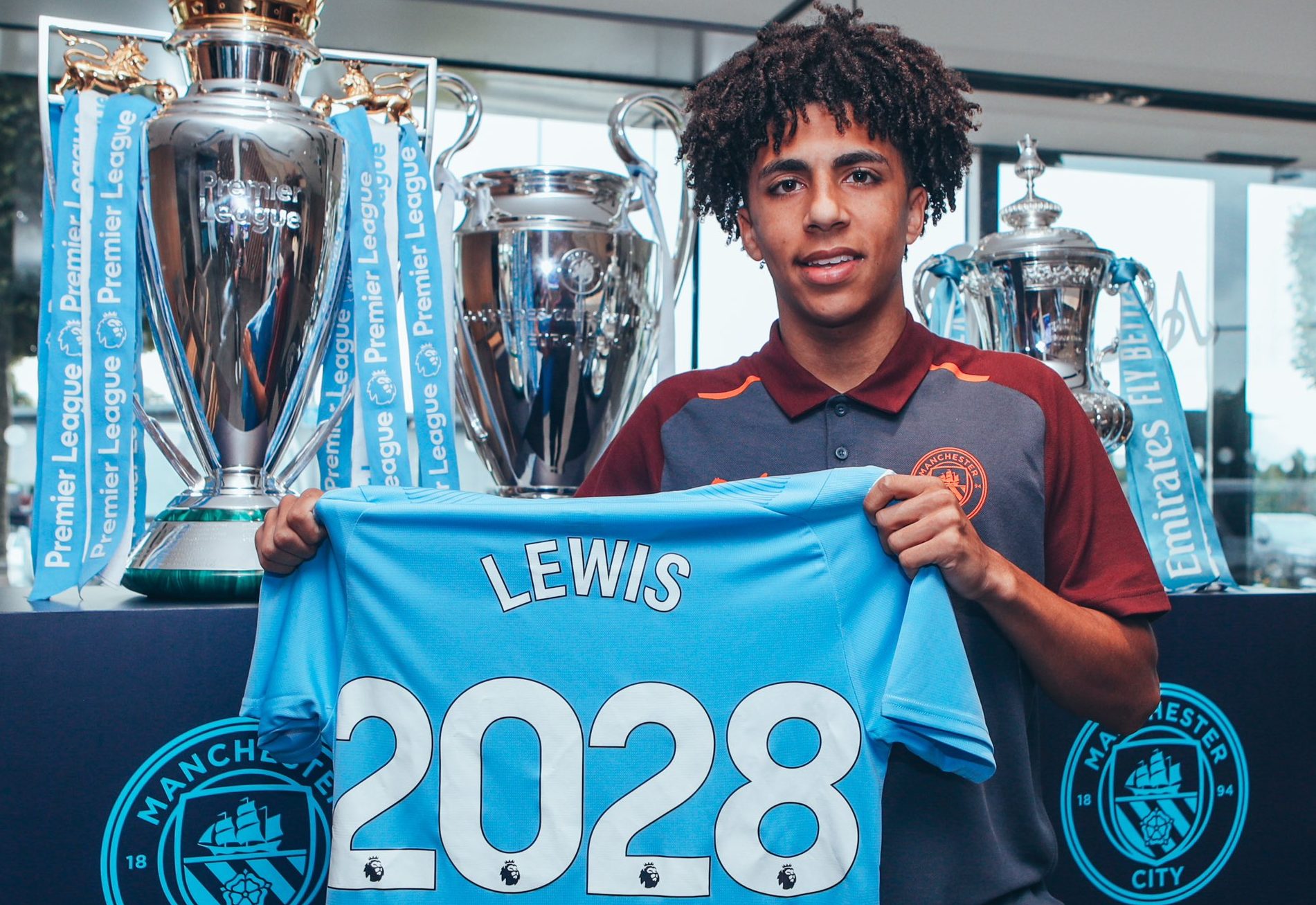 Oficjalnie: Rico Lewis przedłużył kontrakt na Etihad Stadium